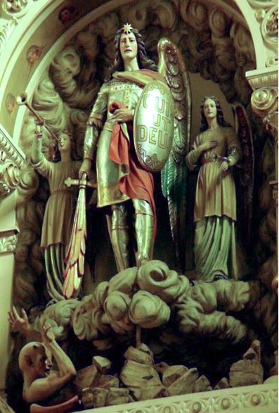 San Miguel Arcángel con su espada y su escudo – San Miguel Arcángel