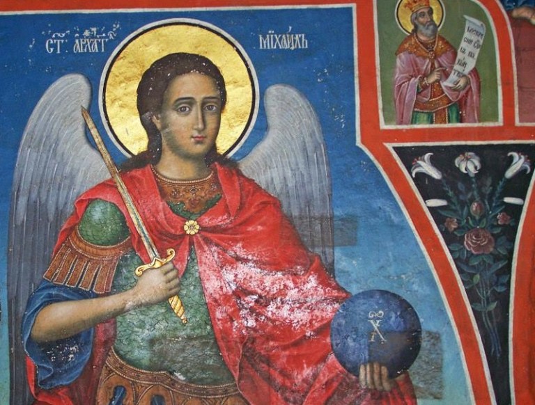 Pintura de San Miguel Arcángel con su espada en la iglesia de la ...